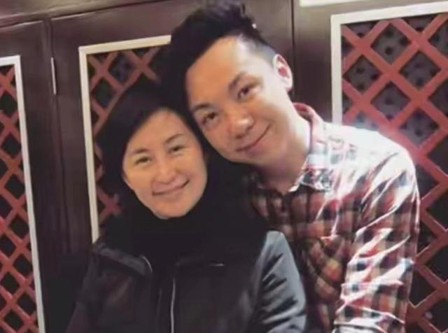 He Chaoqiong celebrated the birthday of her best friend of 30 years ...