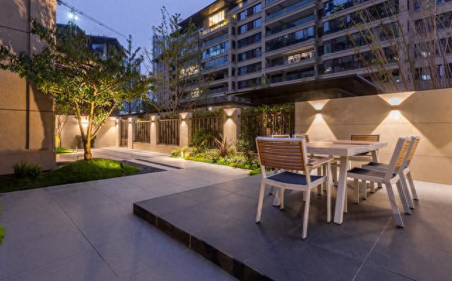 What is it like to experience the courtyard at dusk? - iMedia