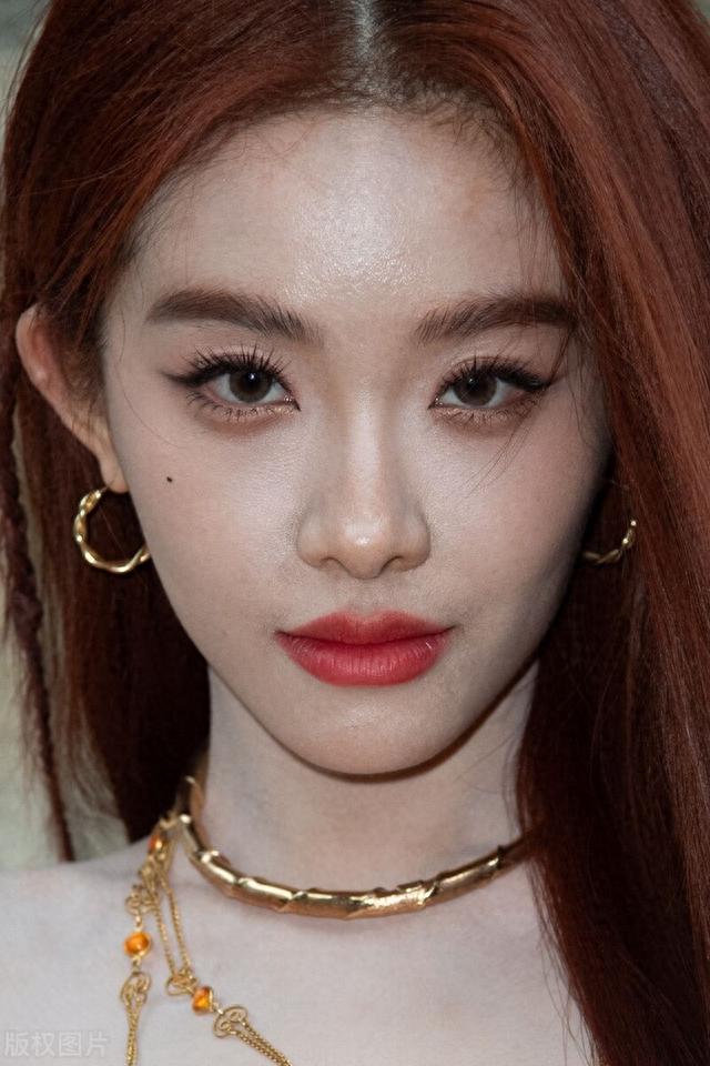 Yuyan showed off her ant waist in an orange short top and appeared at ...