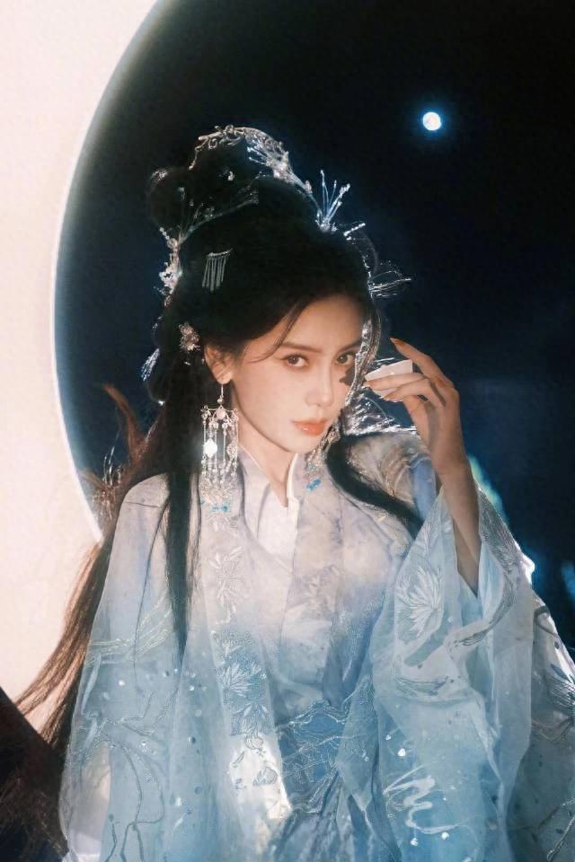 Angelababy's cool and cool costumes: a fairy descends to earth, a ...