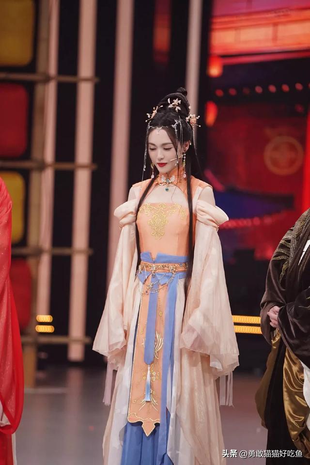 Tang Yan's costume - iNEWS