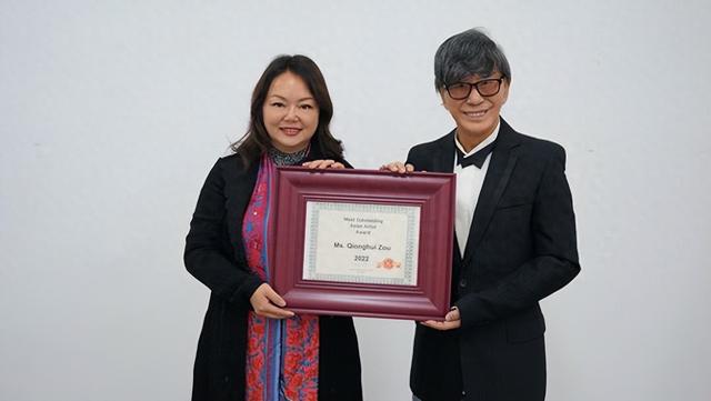 Chinese artist Zou Qionghui won the "Asia's Most Outstanding Artist ...